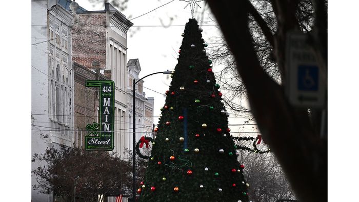 Natchez couple restores iconic Burns Shoe Store sign as Main Street bu...