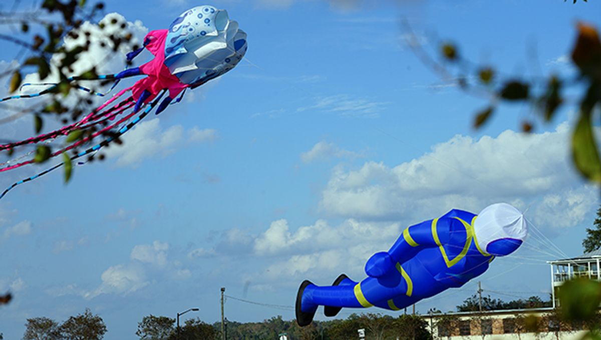 VIDEO: Professional kite flyers offer sneak peek of Natchez ...