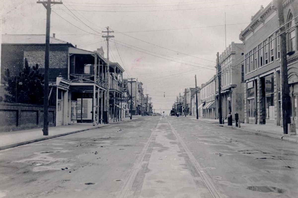 Looking back: 400 and 500 blocks of Main Street