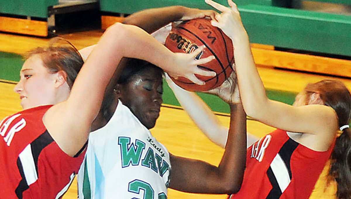 Lady Wave holds on to get win