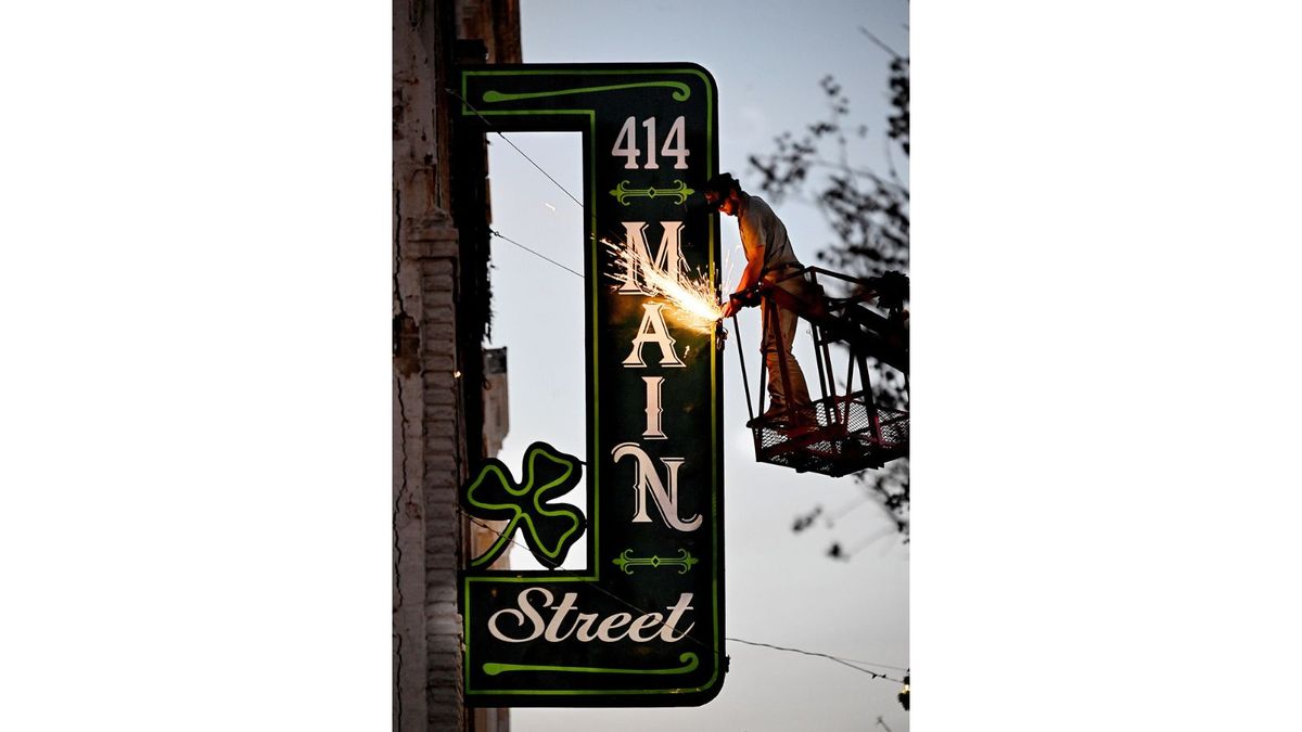 Natchez couple restores iconic Burns Shoe Store sign as Main Street bu...