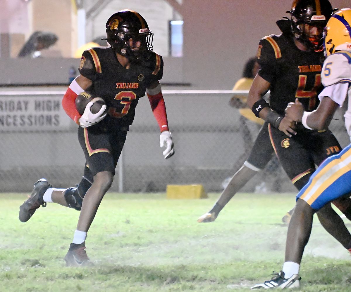 Ferriday Trojans square off with Mangham Dragons in pivotal LHSAA Dist...