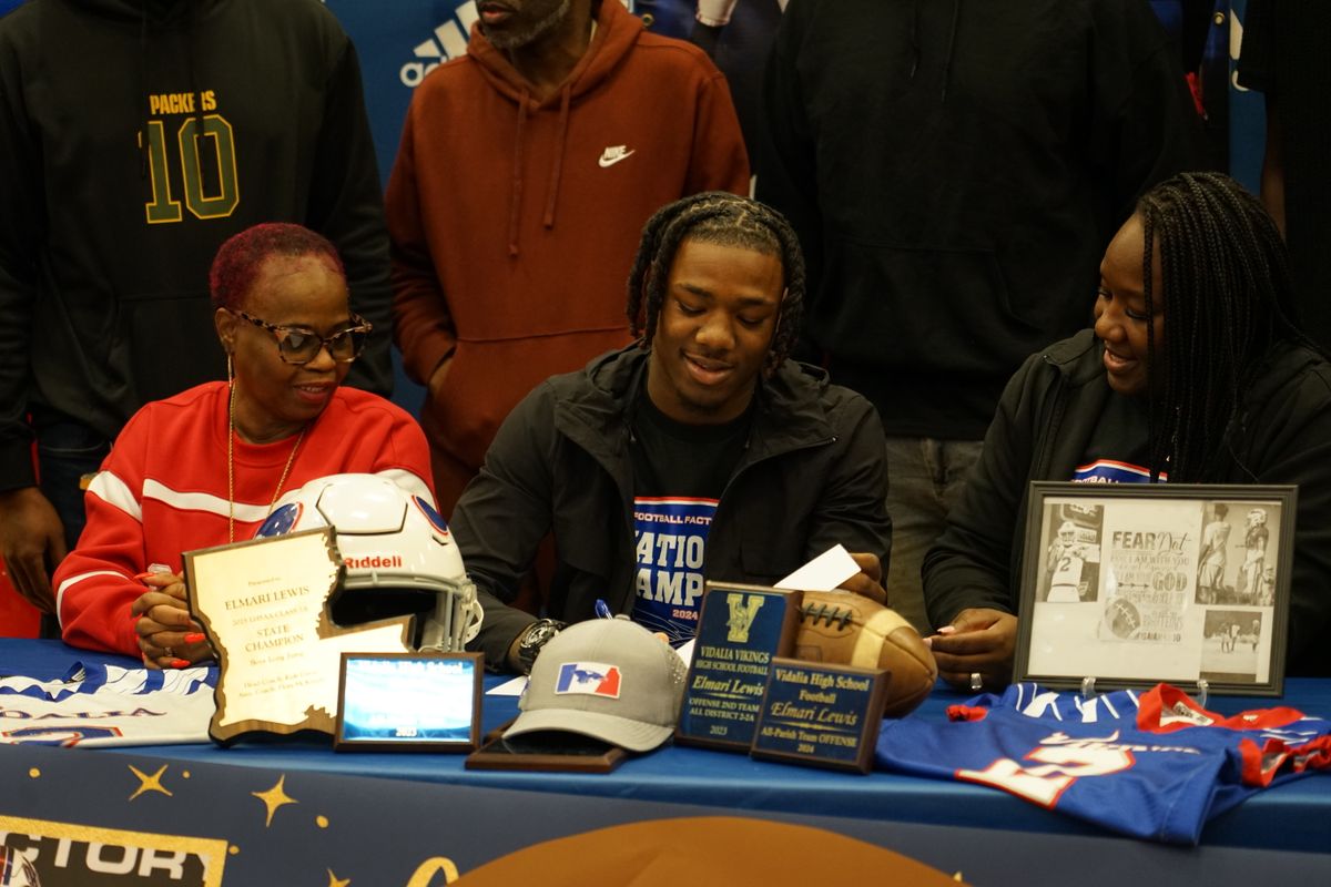 Vidalia High senior football athlete Elmari "Juice" Lewis signs with H...