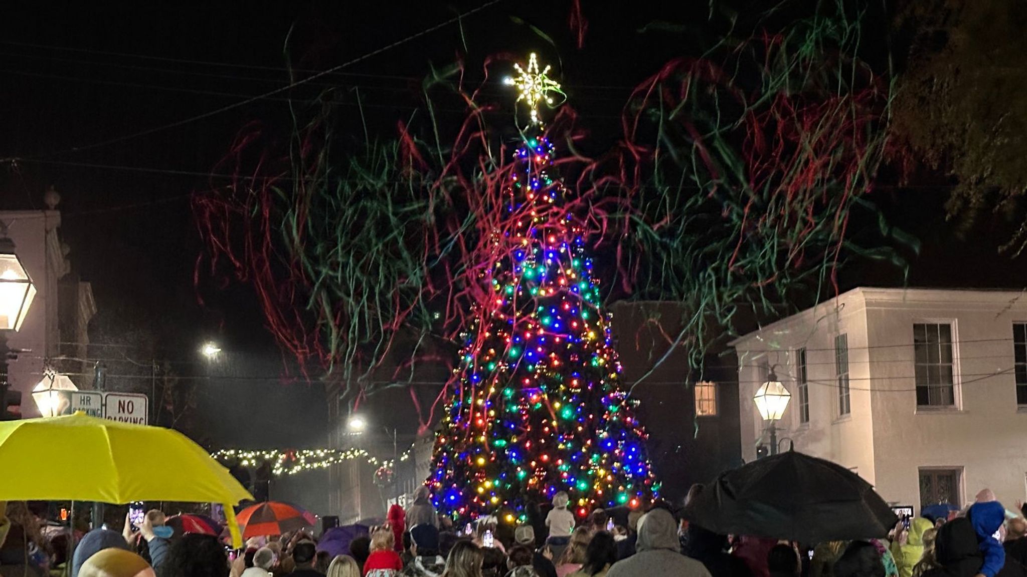 Natchez Christmas tree lighting draws hundreds despite rain for festiv...