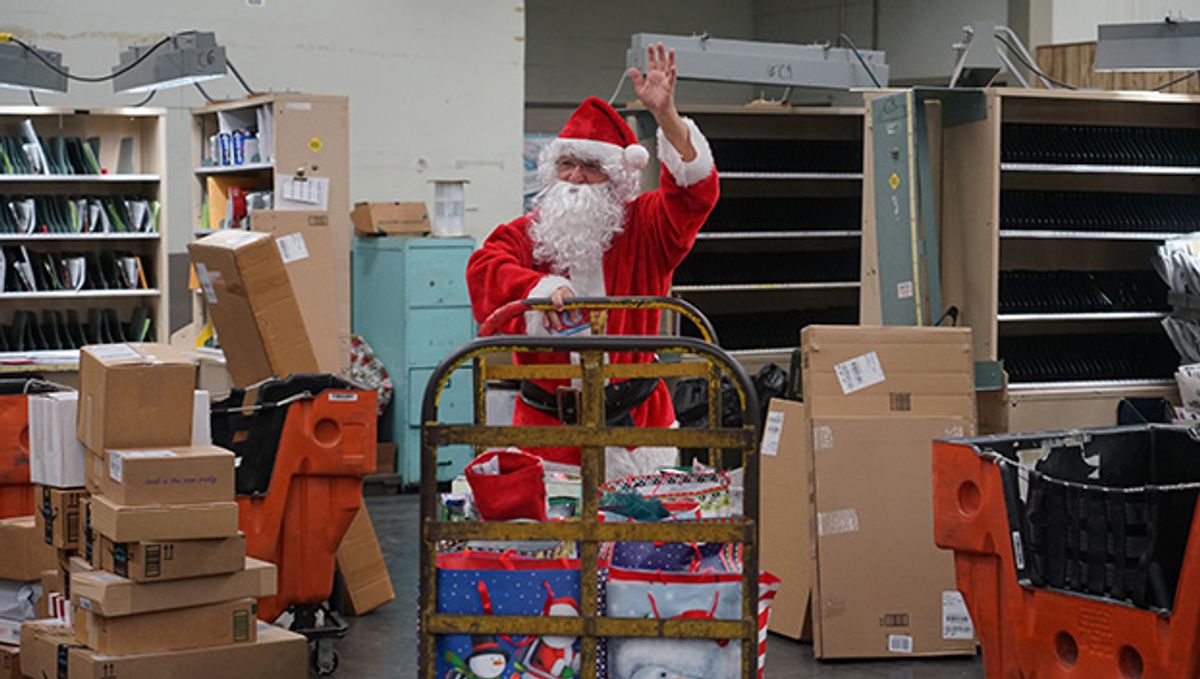 SPECIAL DELIVERY: Santa visits family at Natchez post office
