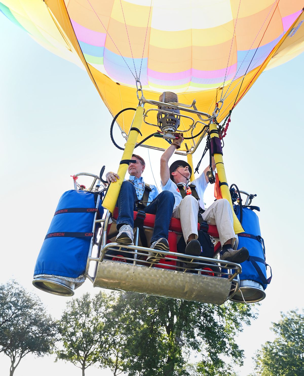 ‘EXPERIMENTAL’: Pilot brings new basketless chariot balloon...