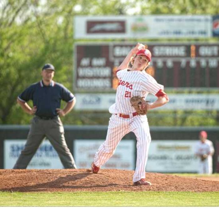 Knopp fans 12; streaking Tigers advance
