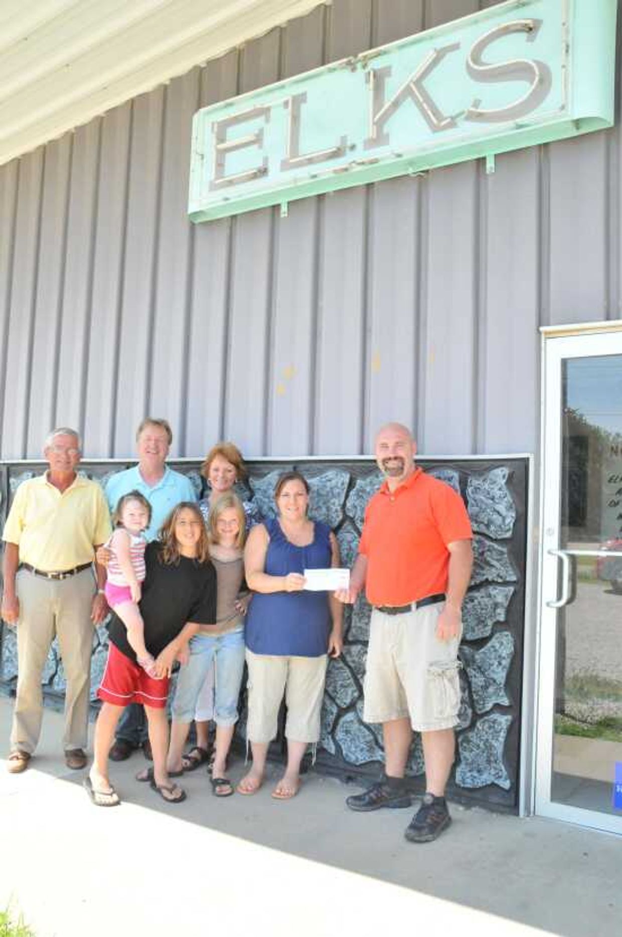 Woodmen assist Elks with fundraising