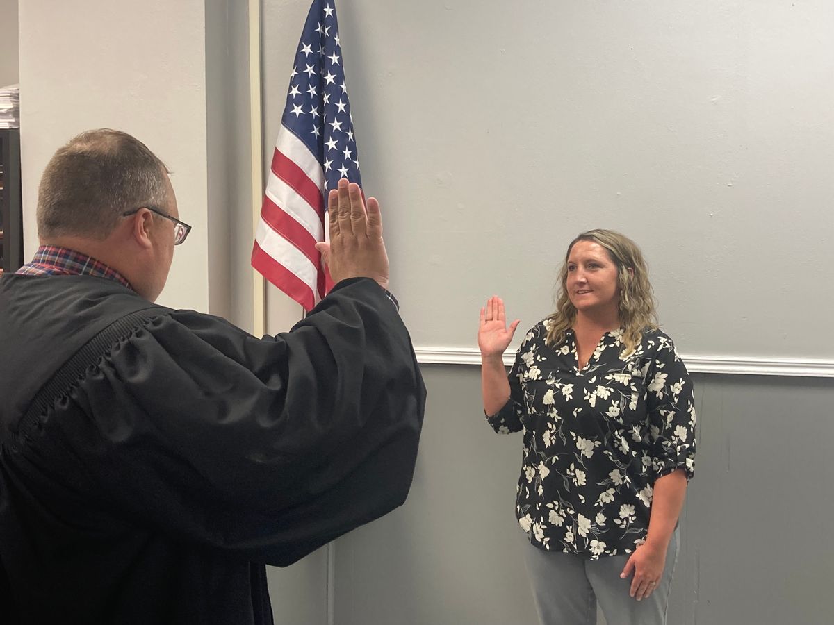 Davis sworn in as circuit clerk