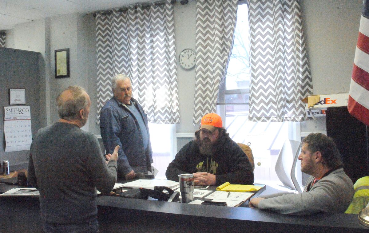 Architect visits with commissioners about courthouse options