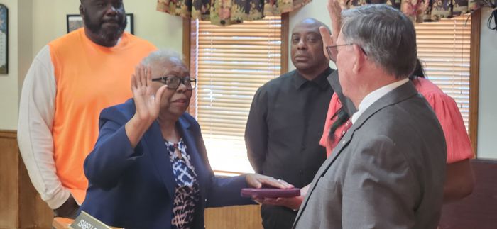 Brundidge swears in mayor, council