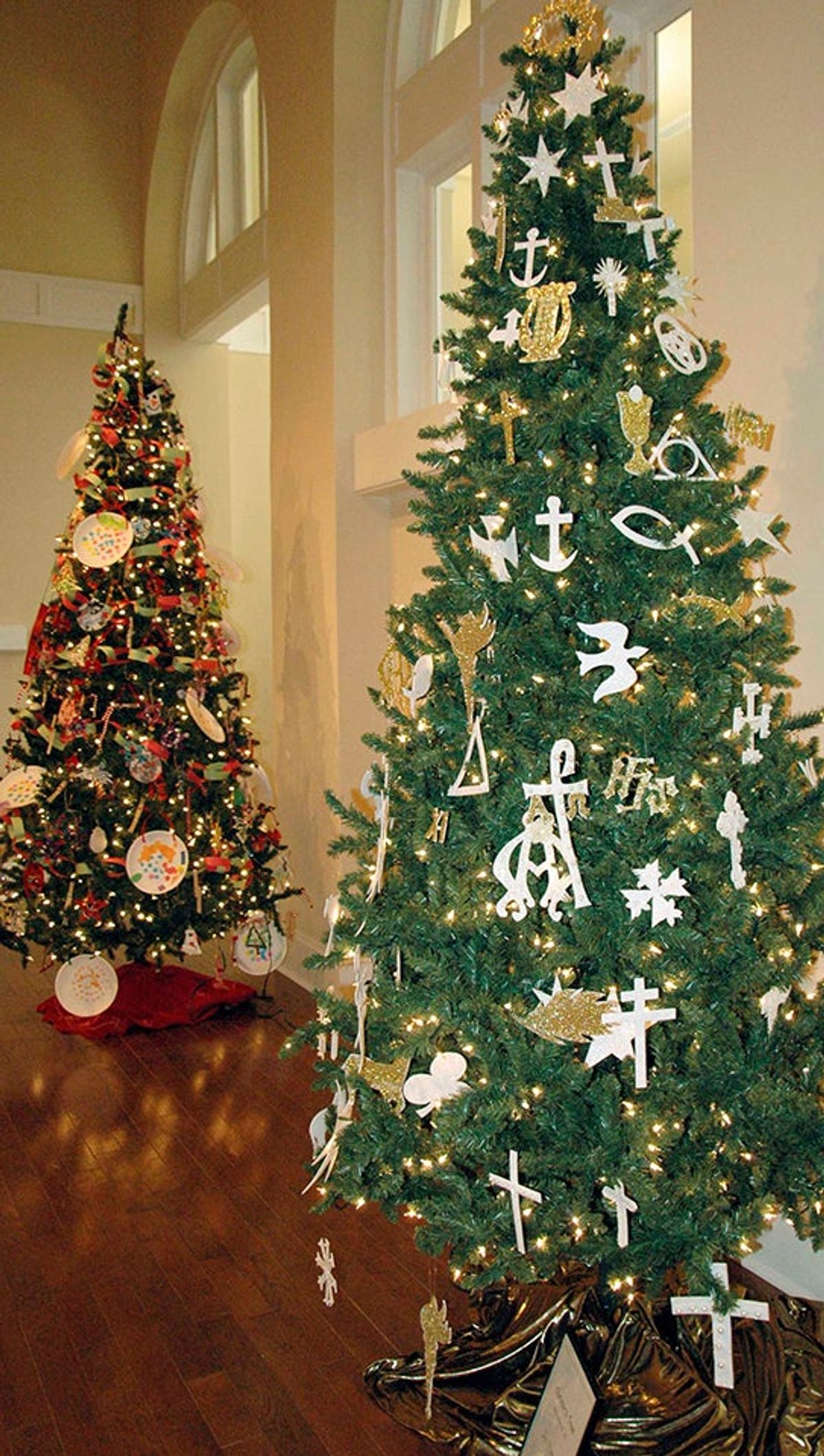 Chrismon tree tells the story of Christmas through symbols