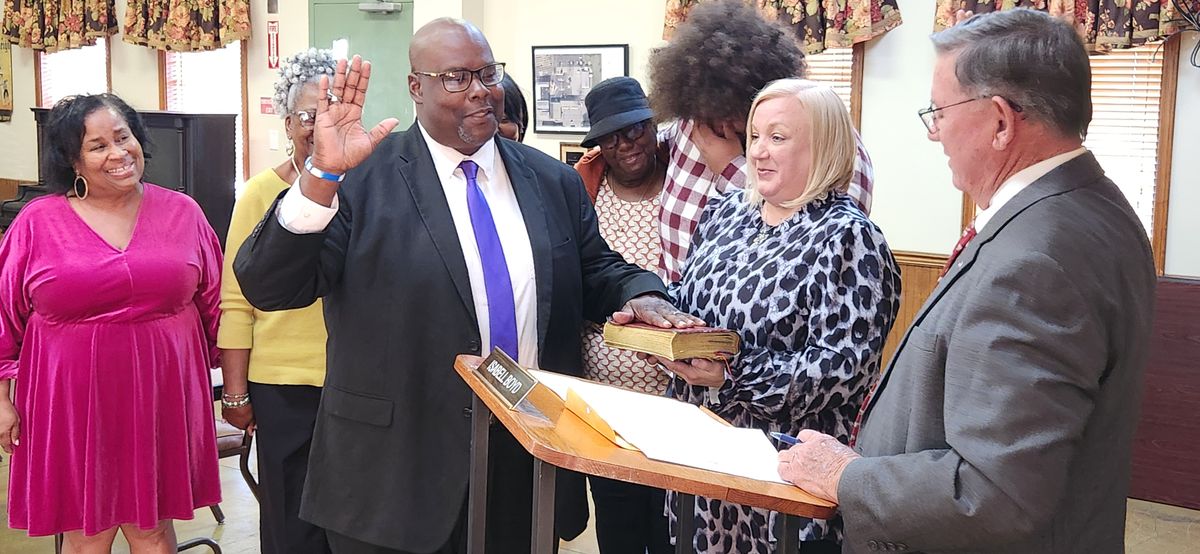 Brundidge swears in mayor, council