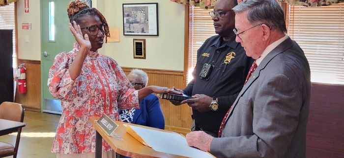Brundidge swears in mayor, council