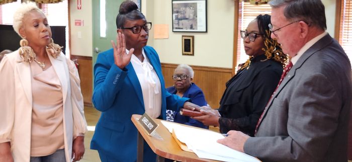Brundidge swears in mayor, council
