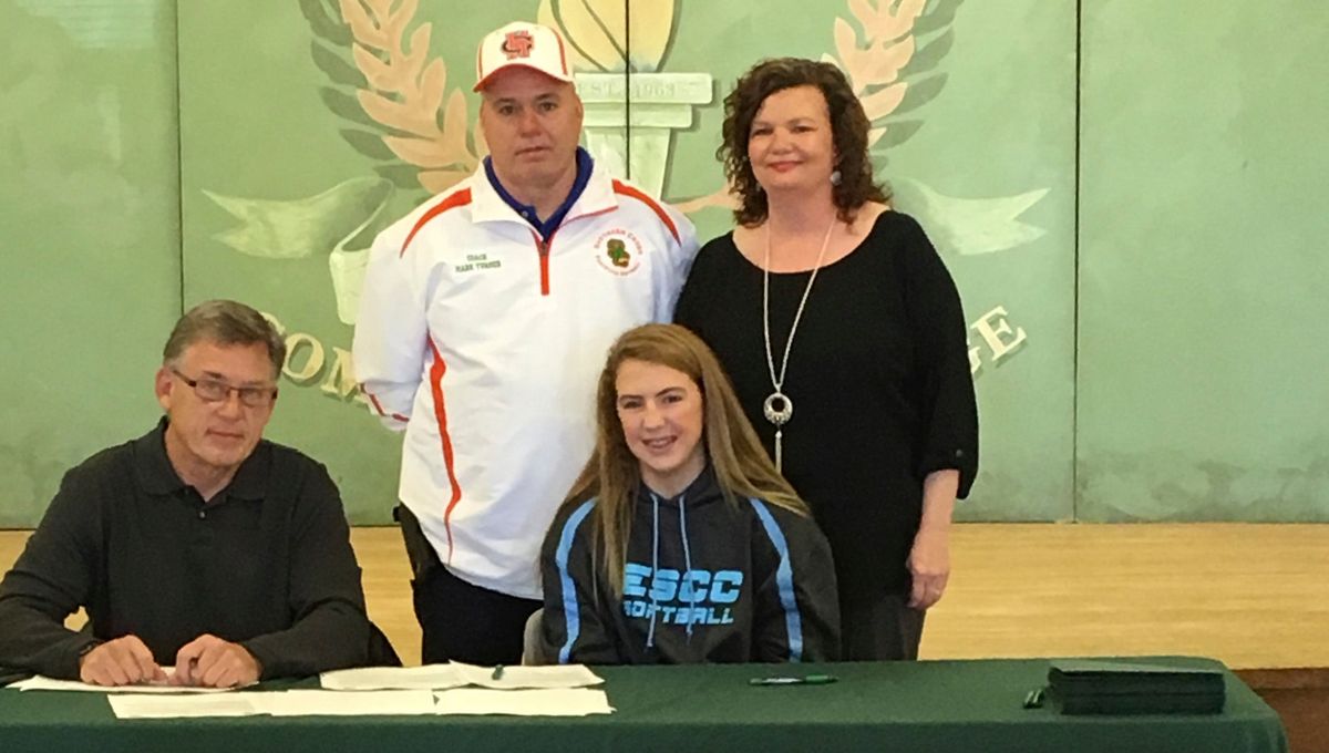 Lakin Turner signs scholarship to attend ESCC