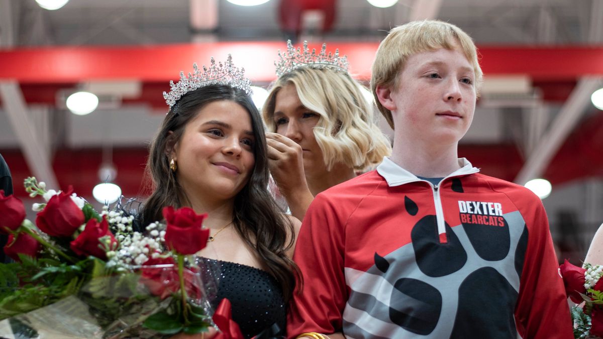 PHOTO GALLERY: Students strut at Dexter Homecoming