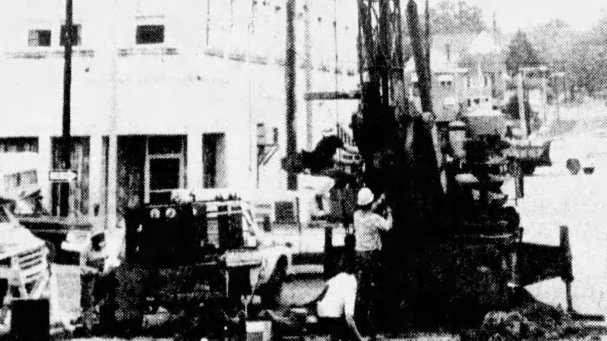 Did Poplar Bluff strike oil downtown in 1975?