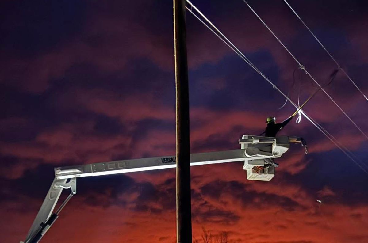 Ozark Border Electric wins photo award for capturing late-night tornad...