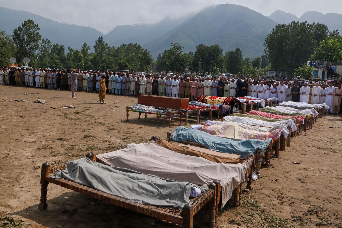 Pakistan floods kill 220 as rescuers pull more bodies from landslides ...