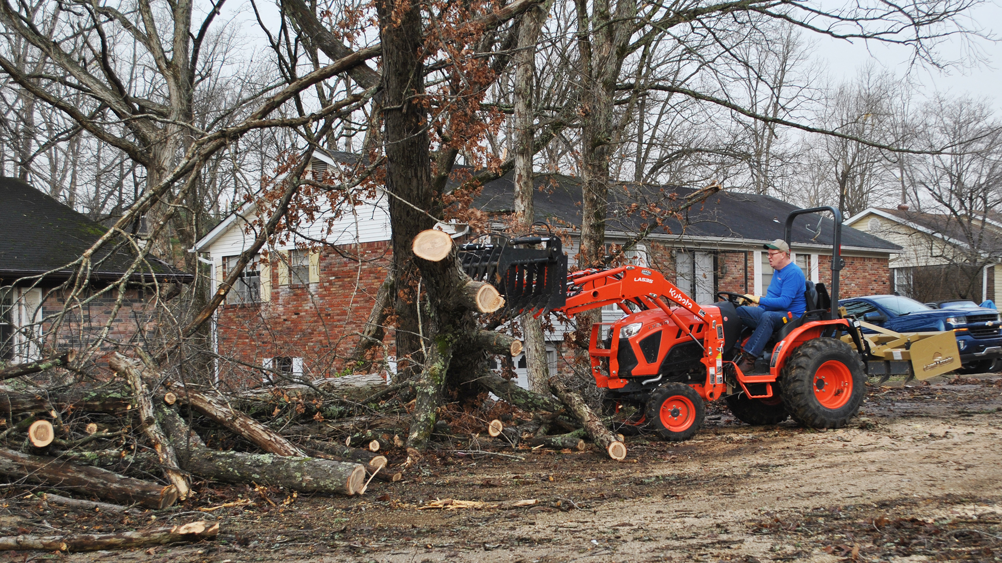 Bluff Estates residents reach out to neighbors after storm