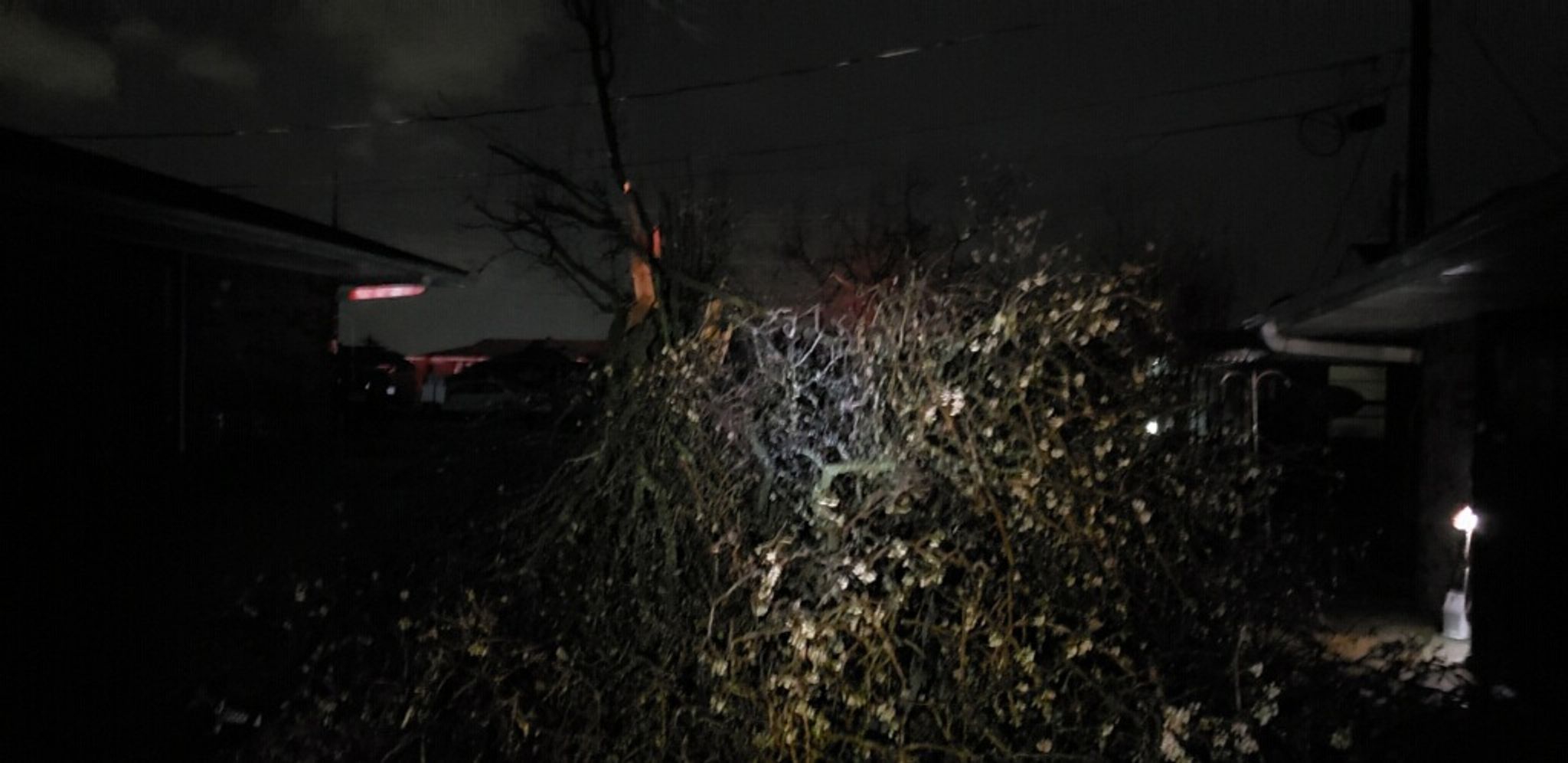 UPDATED 2:30 AM - Poplar Bluff police ask residents to stay inside as ...