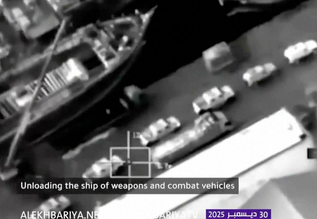 Saudi Arabia bombs Yemen port over weapons shipment from UAE...