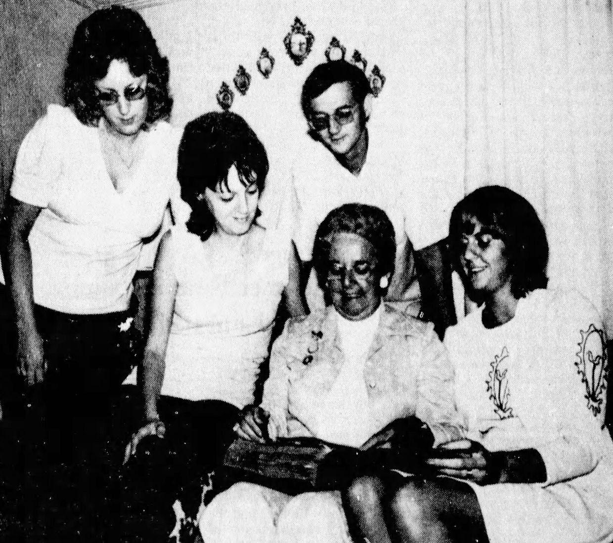 1975: Mother, children reunite after 11 years