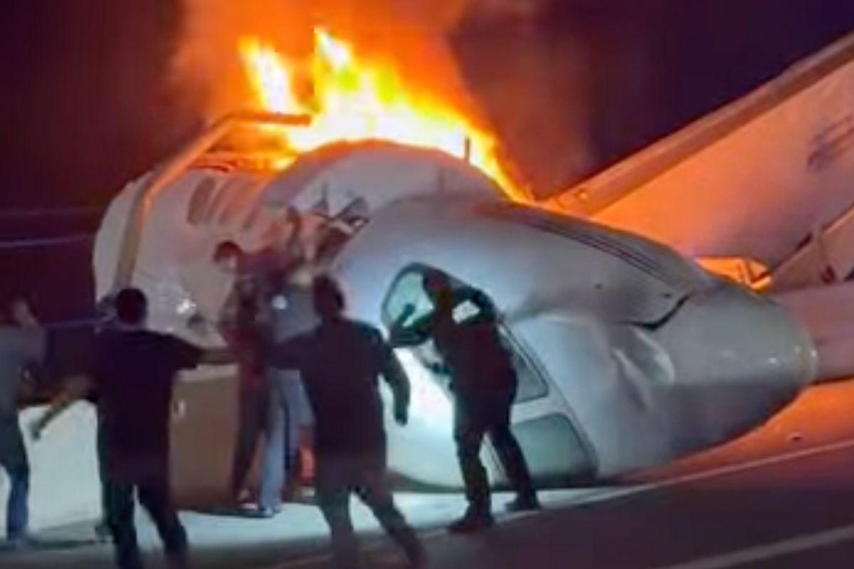 1 killed when small plane crashes on Texas highway. People l...