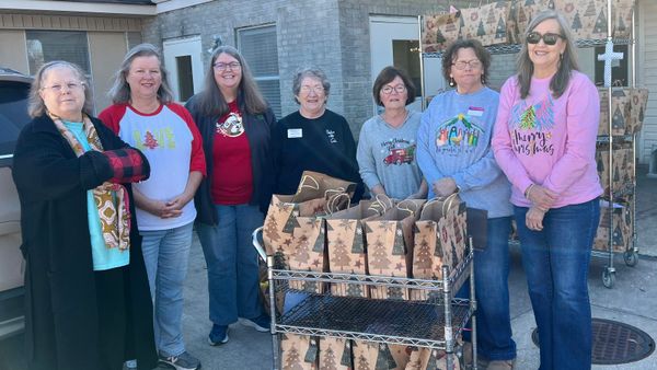 WMU spreads Christmas cheer to nursing home residents
