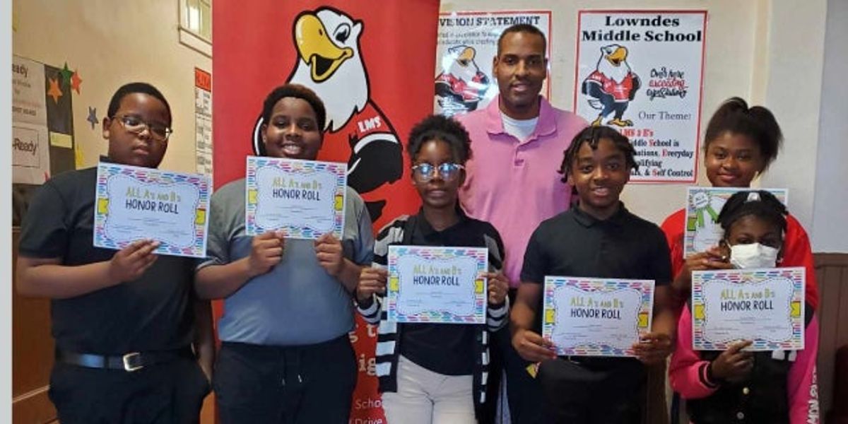 Lowndes Middle awards honor roll achievers
