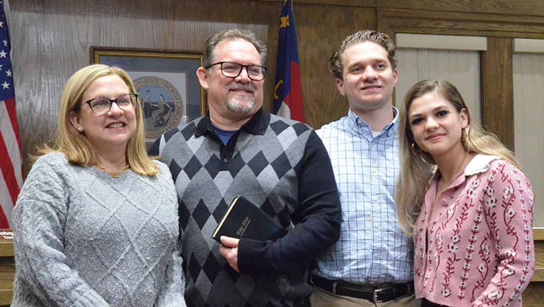 Manteo approves Cartwright Park concept; new commissioner sworn in