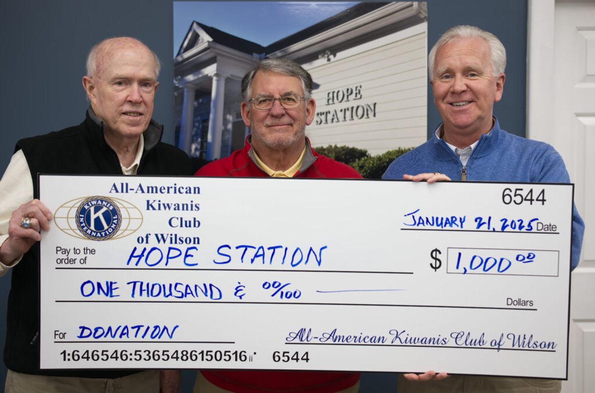 Club gives donation to Hope Station
