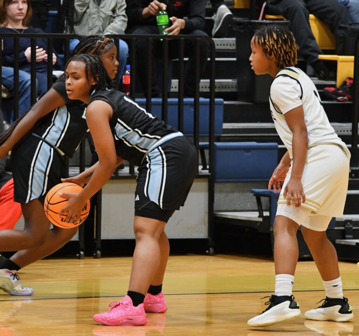 Holiday hoops heat up with ECC’s opening tripleheader at Hunt