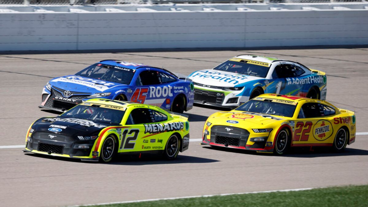 Wallace holds off boss, title contenders to win at Kansas