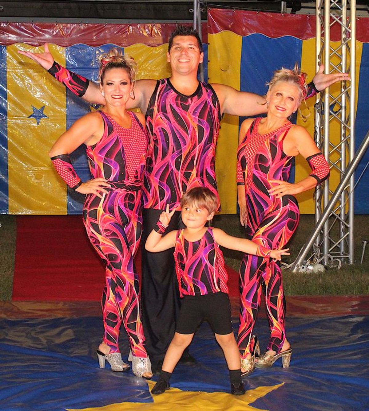 Wallenda rises from fall: Family high-wire act headlines fair