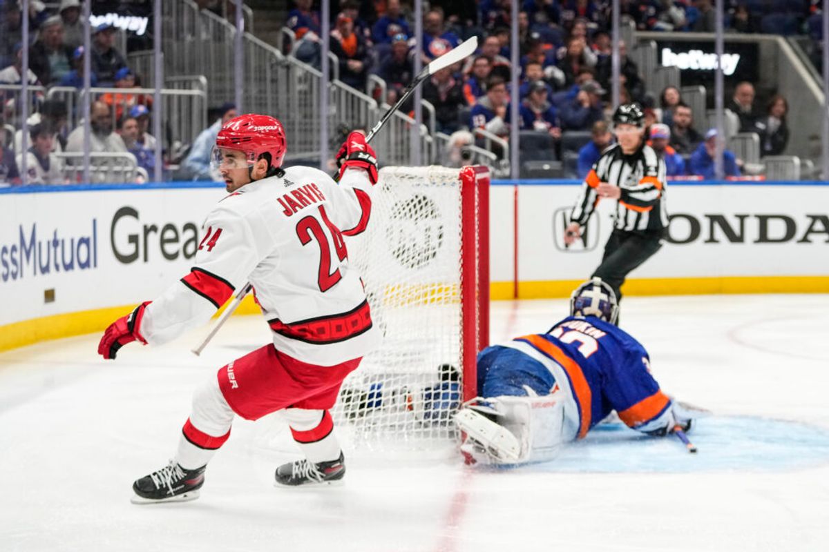 Hurricanes roll to 5-2 win, take 3-1 series lead over Isles