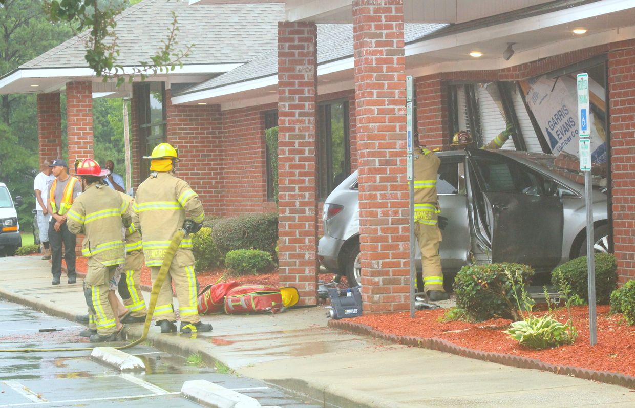 Car crashes into Stevens Funeral Home in 4-vehicle wreck