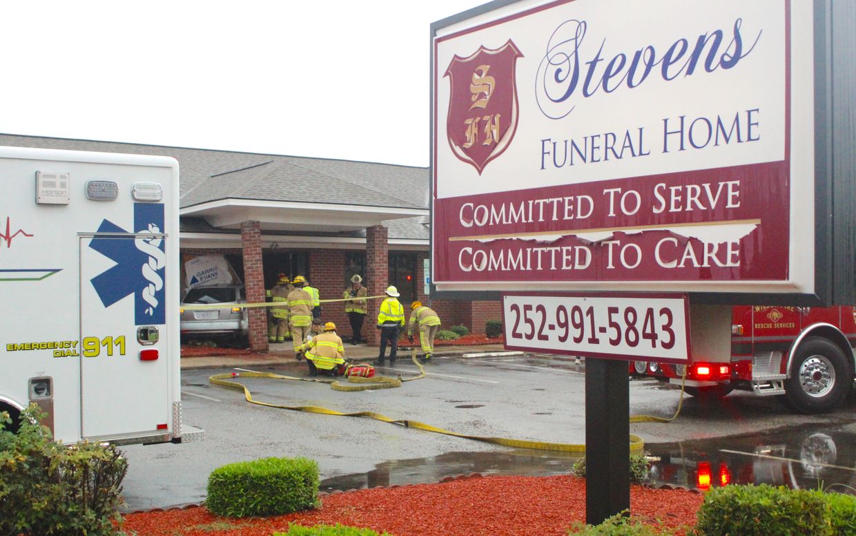 Car crashes into Stevens Funeral Home in 4-vehicle wreck