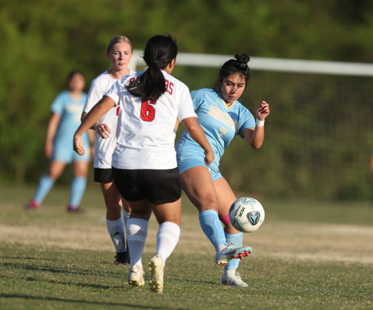 Martinez scores 2 as Bruins knock off Panthers