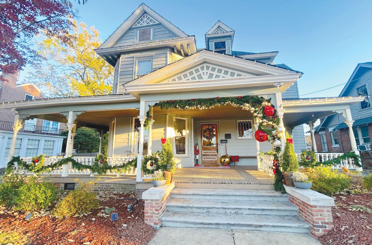Wilsonian: Cora Farmer House decorated for holidays