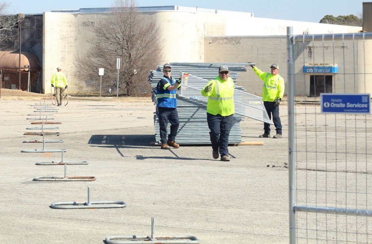 Fence goes up around mall