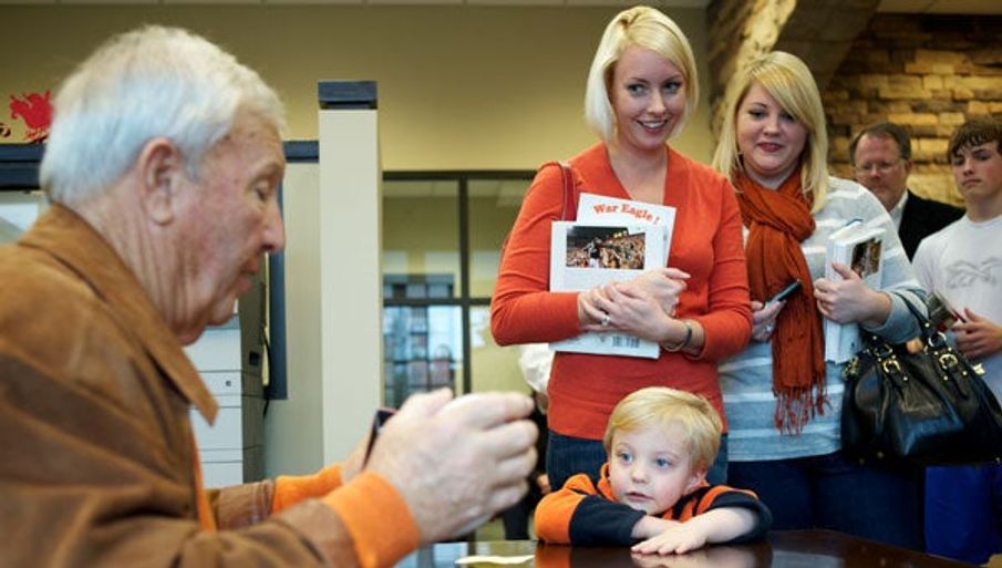 Pat Dye greets fans in Alabaster