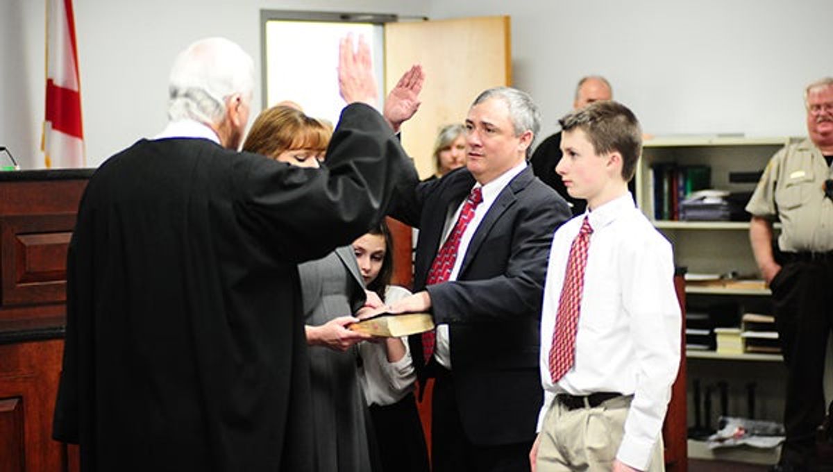 Daniel Crowson sworn in as Shelby County District Court Judg...