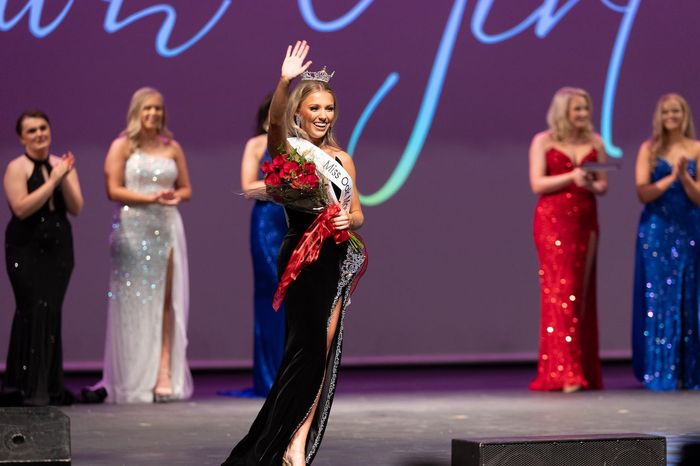 Alana Price, Belle Casey crowned at inaugural Miss Oak Mount...