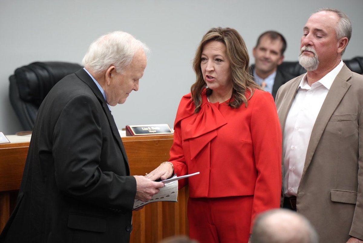 Lisa Strickland Davis sworn in as new mayor of Columbiana