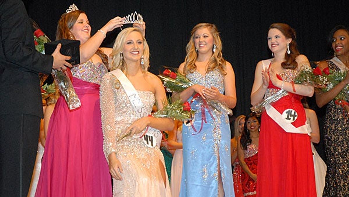 Jenna Bennett crowned 2016 Miss PHS
