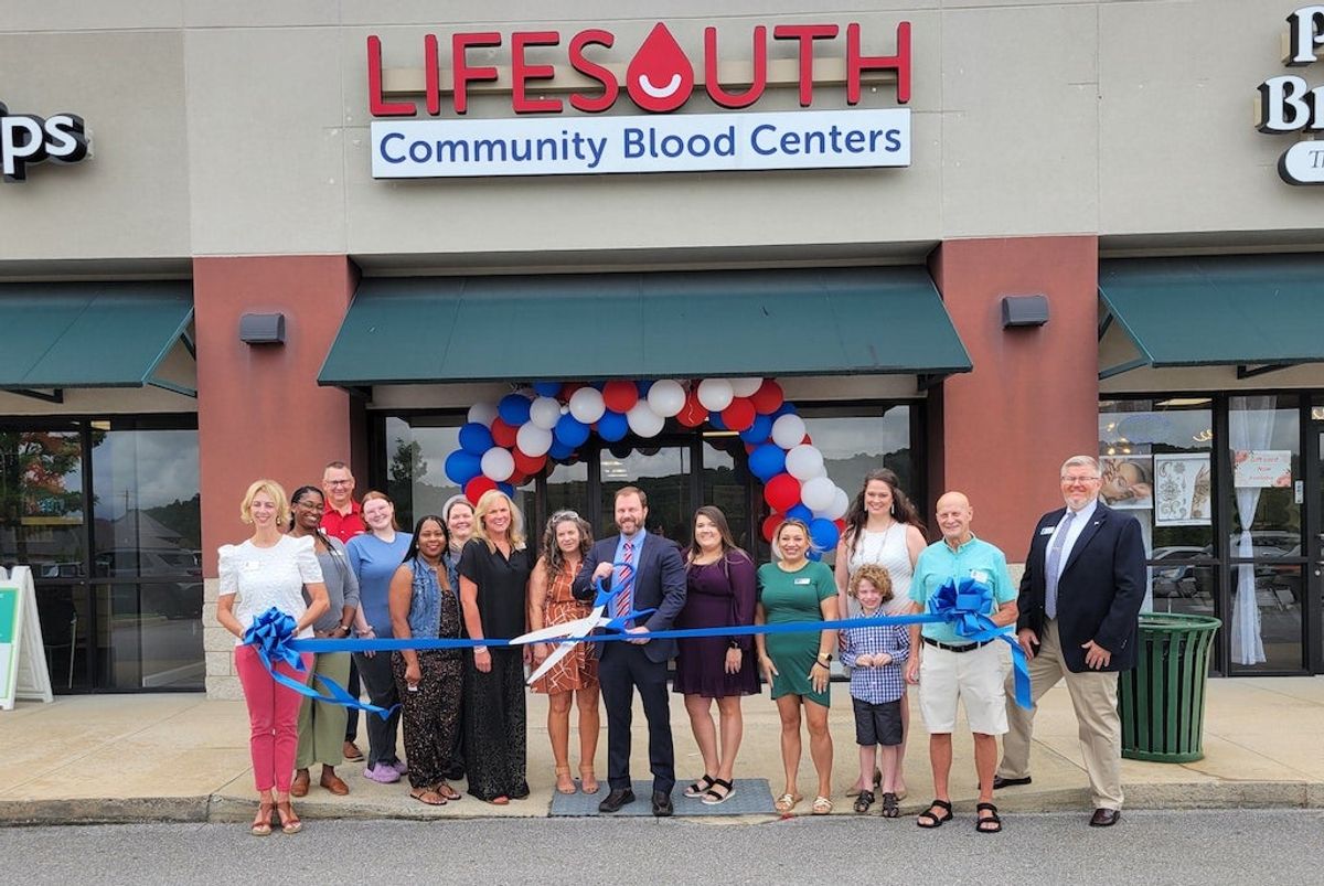 Lifesouth holds grand opening on latest blood donation cente...
