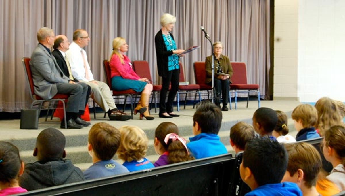 First Lady of Alabama congratulates VIS students