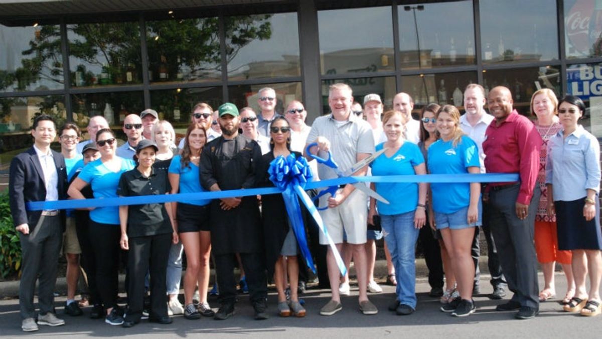 Brook Highland Bar and Grill holds grand opening